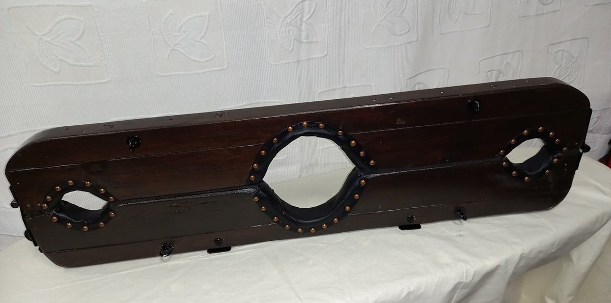 Vypolstrovaná zamykatelná kláda | profidominy.cz